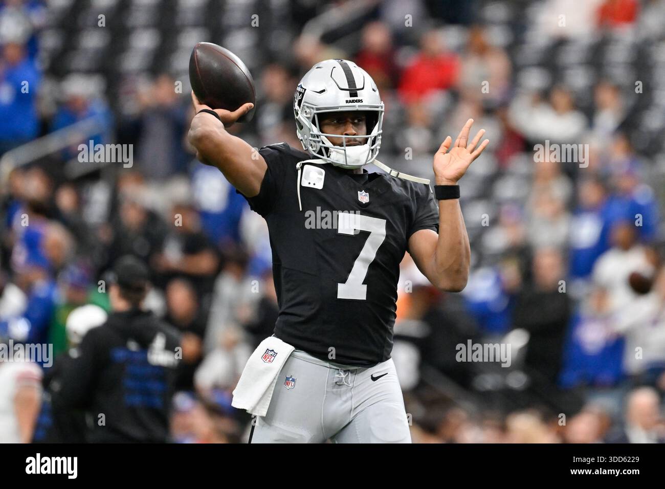 Las Vegas Raiders quarterback Geno Smith (7) warms up before the team's ...