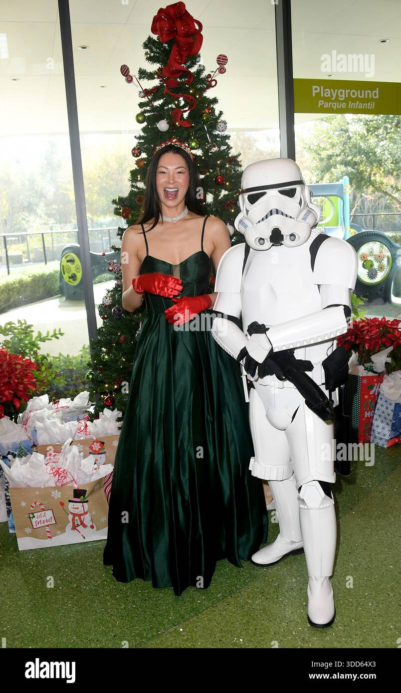 Model/actress Jessica Lee and cosplayer Rommie Carrillo dressed as a ...