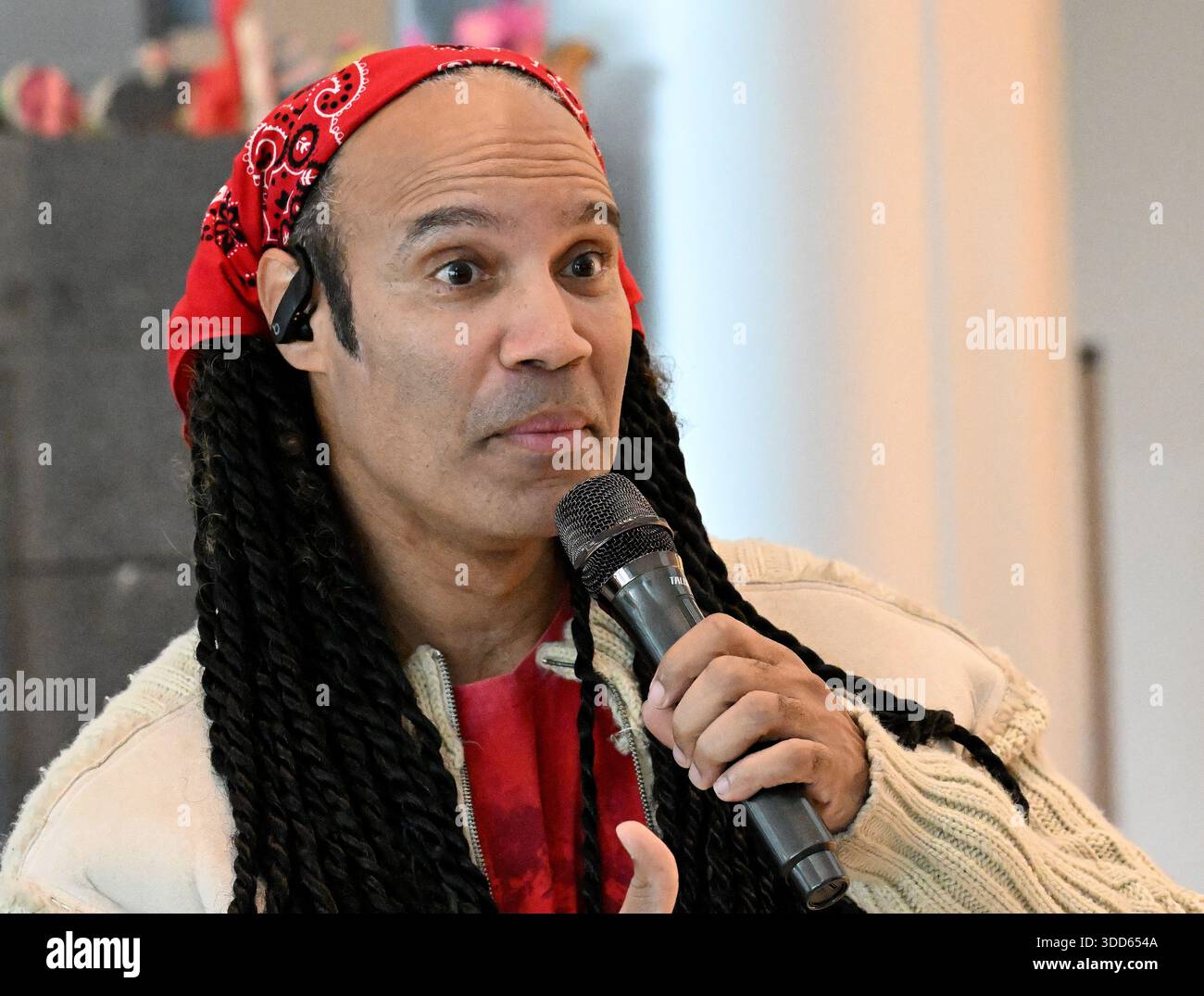 Actor T.J. Storm entertains children and parents at The Annual ...