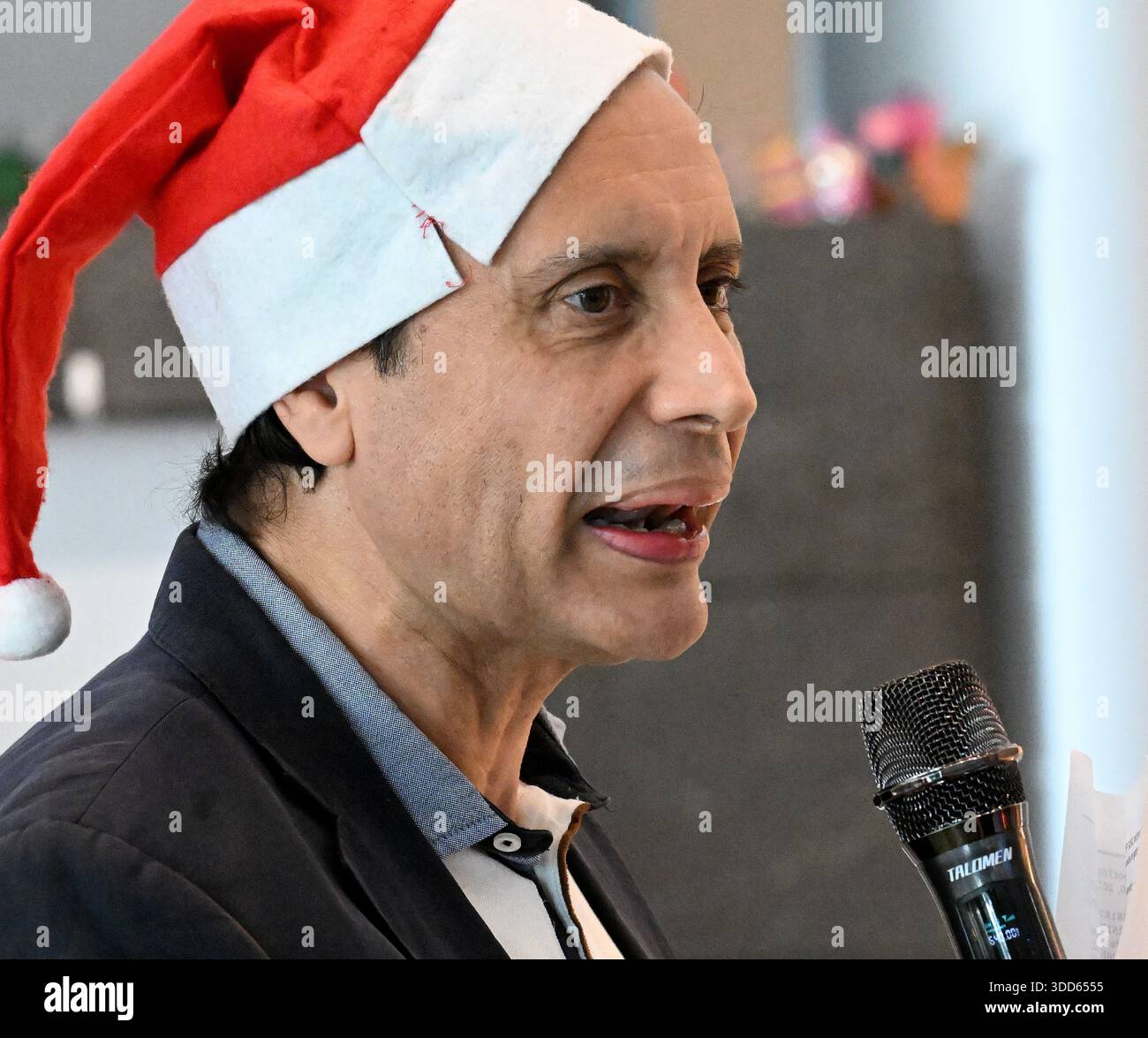 Entertainer Jesus Nebot hosts the Annual Christmas Show And Gift Giving ...