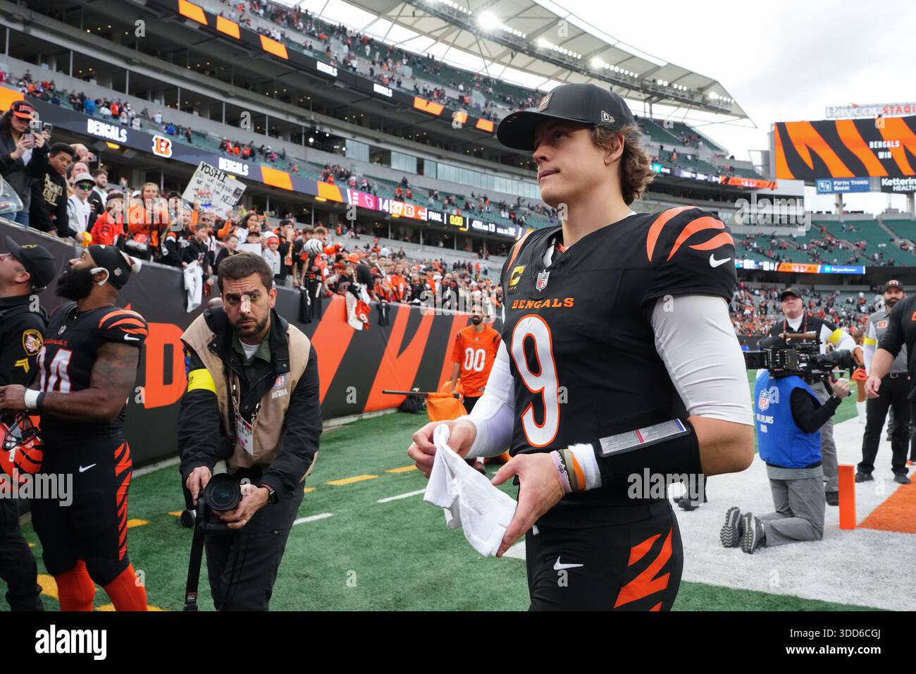 Cincinnati Bengals quarterback Joe Burrow (9) leaves the field after an ...