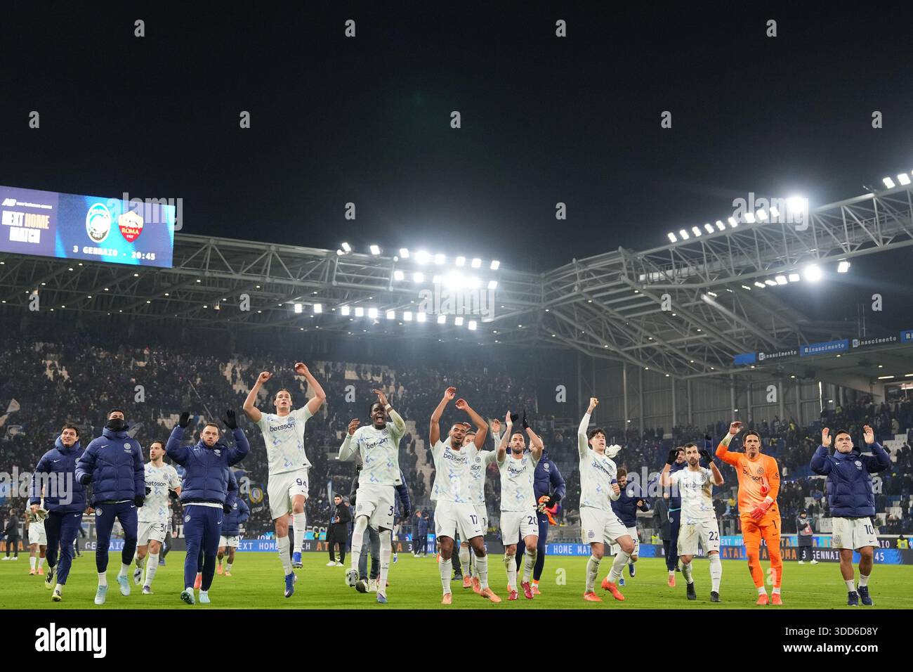 Inter Milan’s players greets the fans during the Serie A soccer match ...