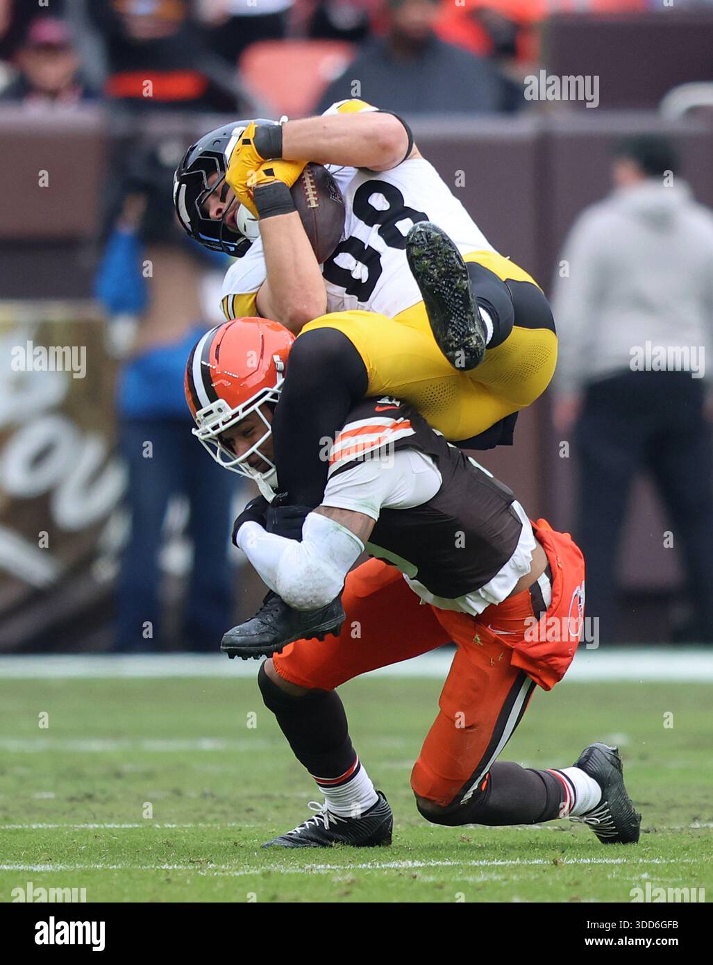 Cleveland Browns Grant Delpit (9) takes down Pittsburgh Steelers Pat ...