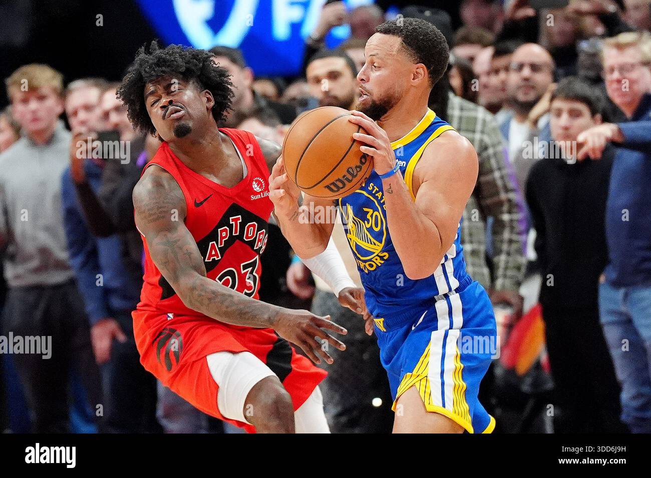 Golden State Warriors guard Stephen Curry (30) commits an offensive ...