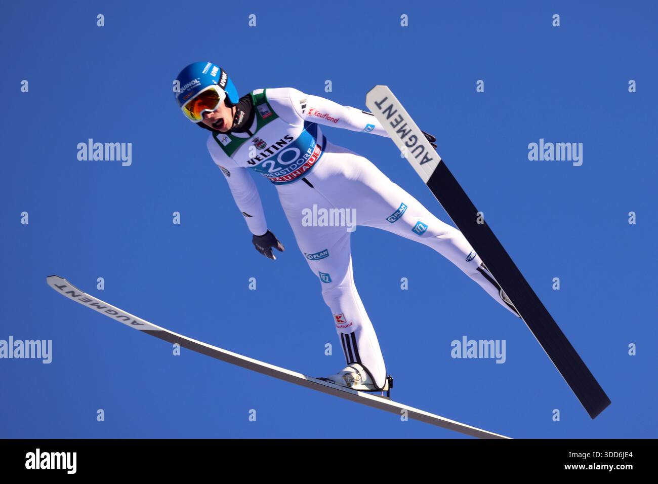 Luca Roth (SV Messstetten) bei der Qualifikation zum Auftaktskispringen ...