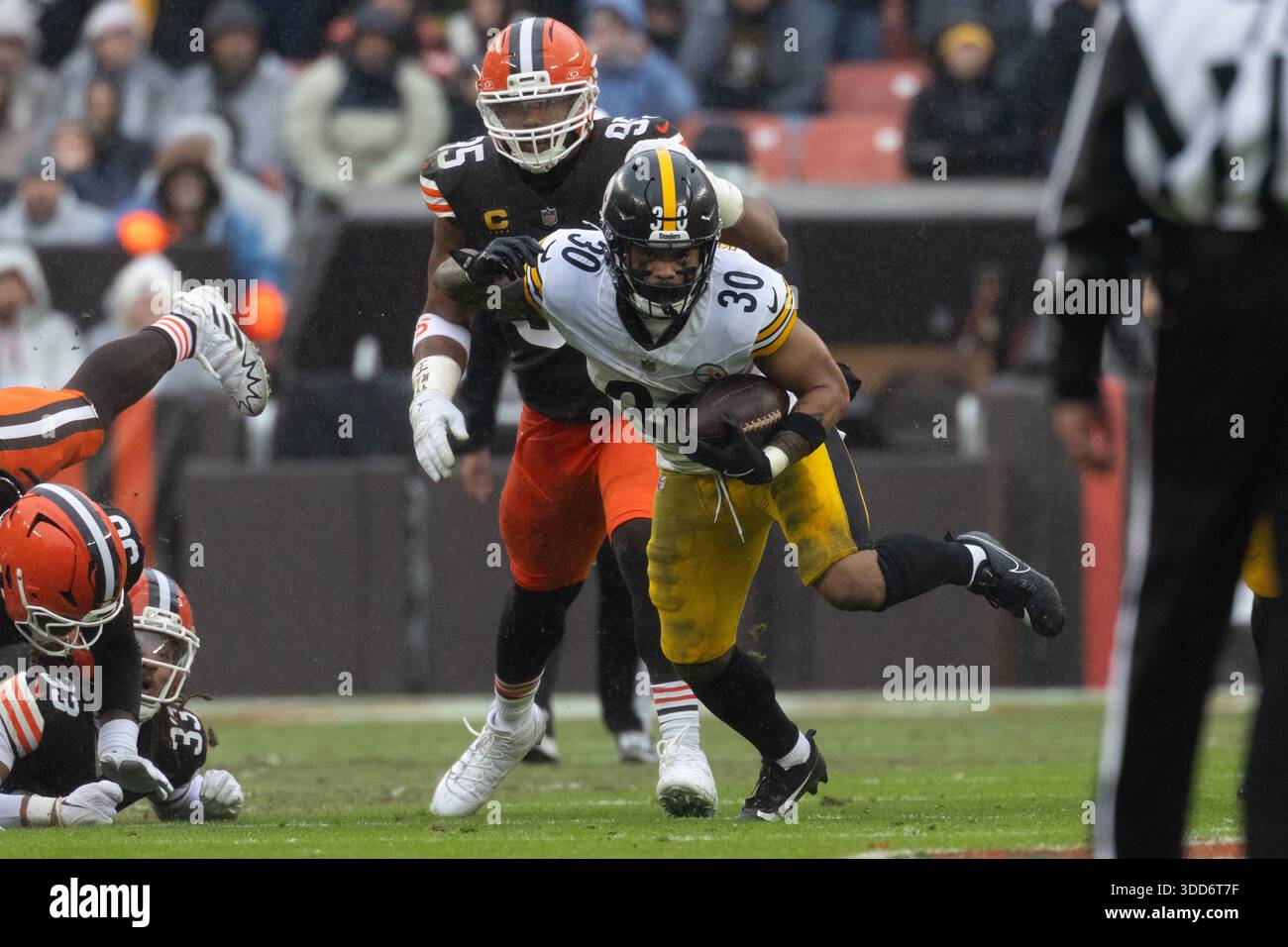 Pittsburgh Steelers running back Jaylen Warren (30) rushes during an ...