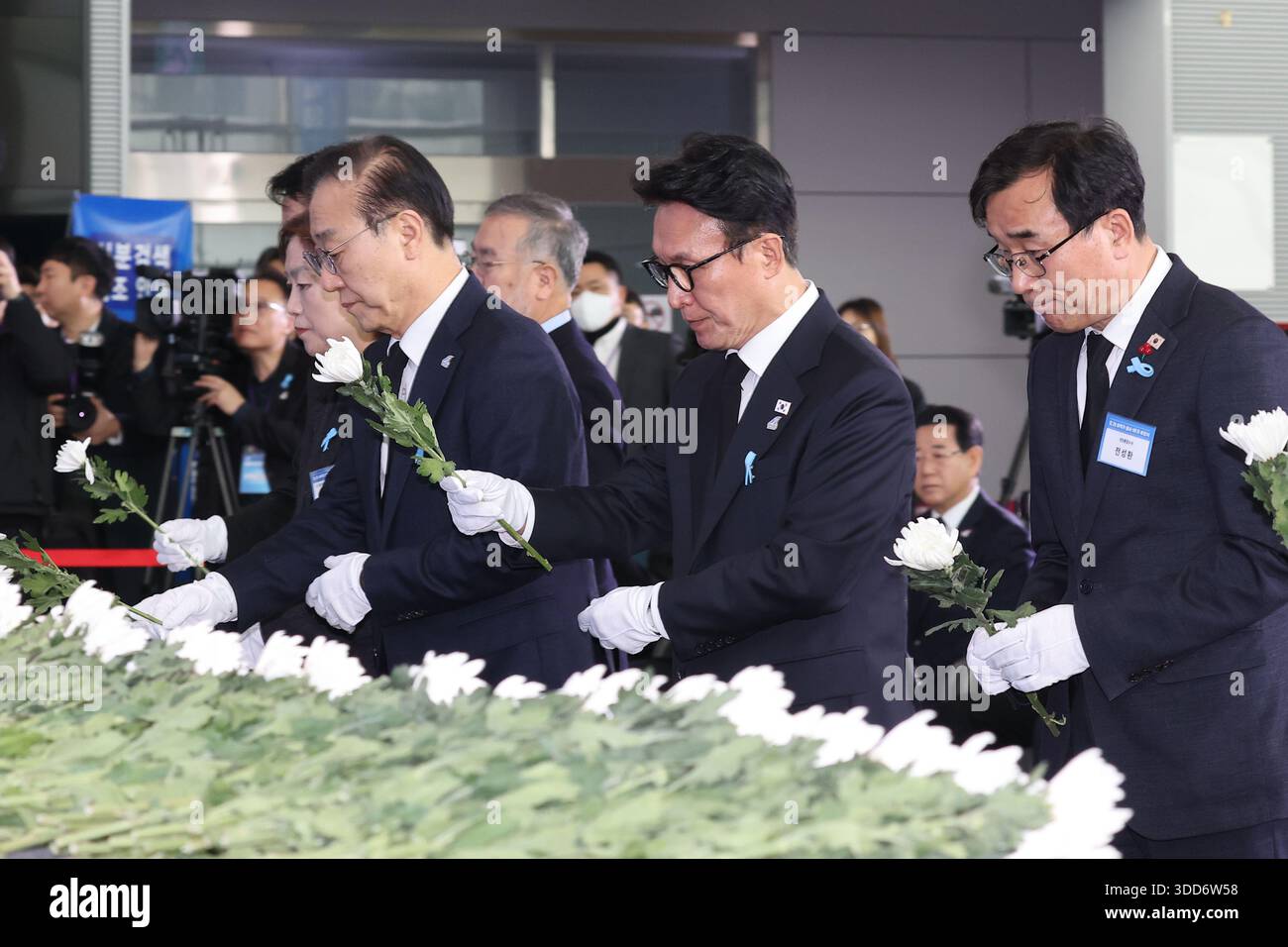 Memorial ceremony for 1st anniv. of Jeju Air plane crash Prime Minister ...