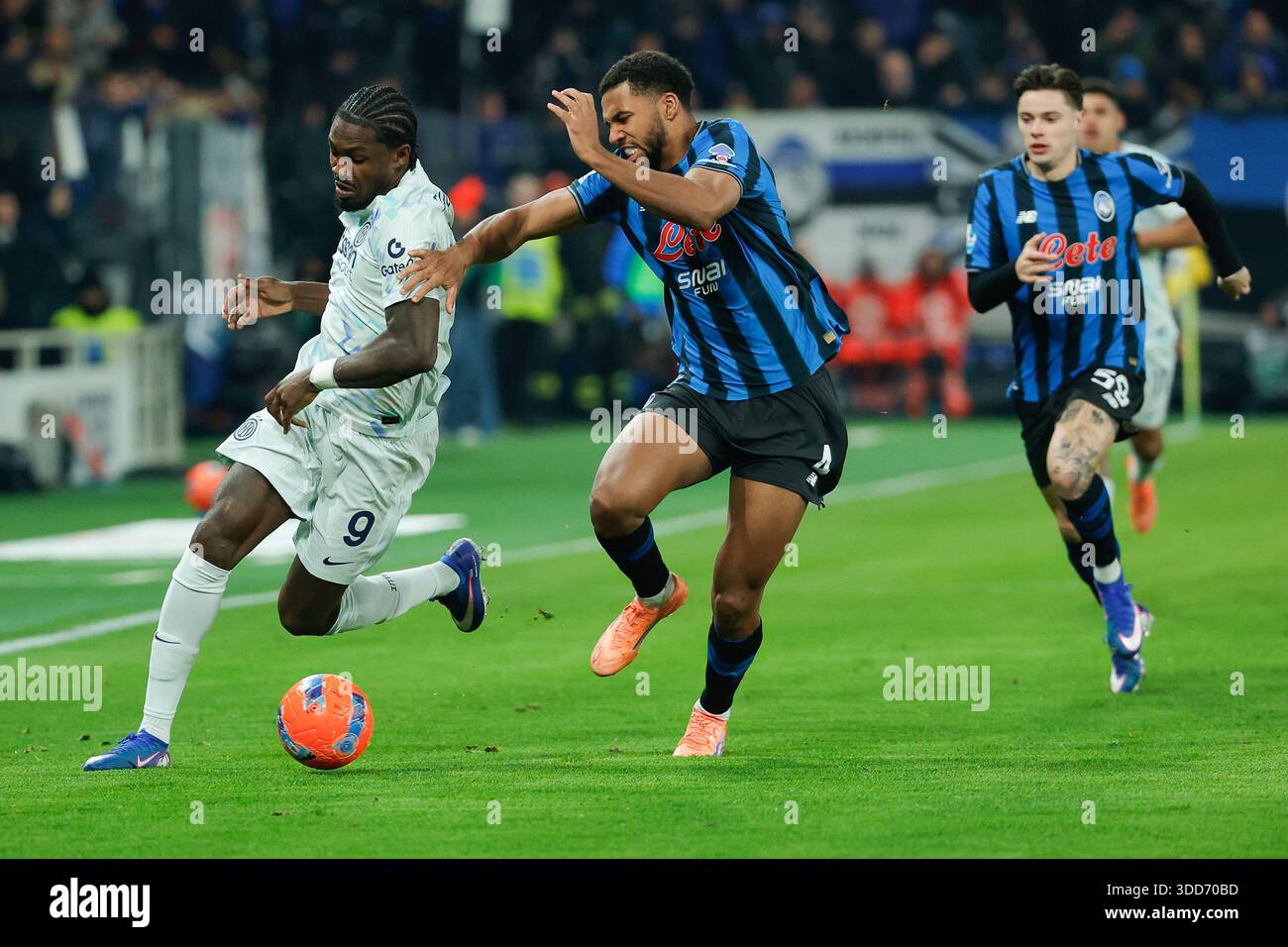 Marcus Thuram of FC Inter, and Isak Hien of Atalanta BC during the ...