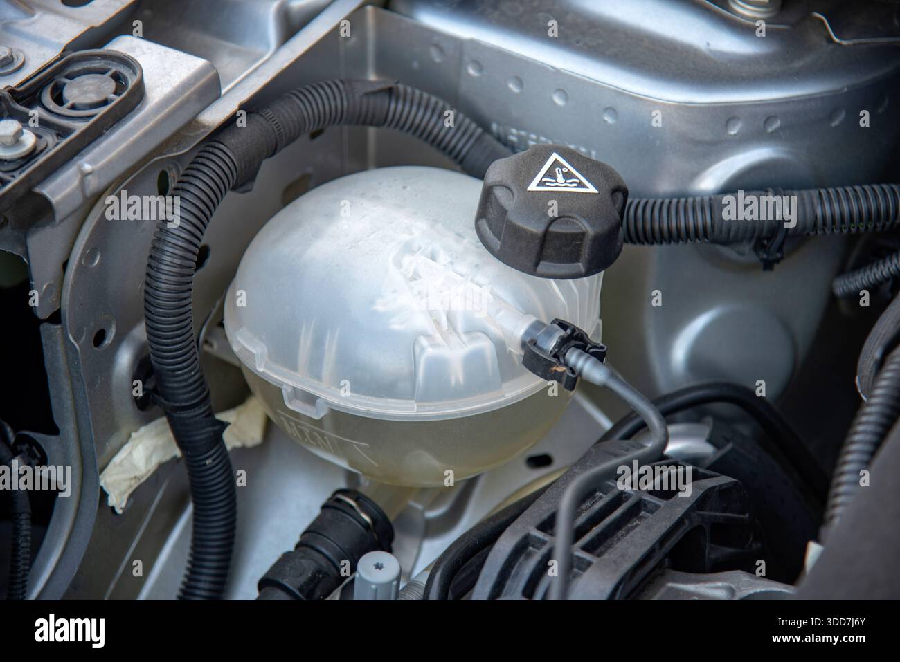 Reservoir bottle car radiator hi-res stock photography and images - Alamy