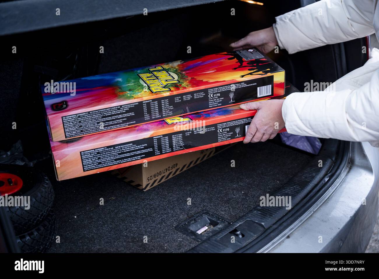 S-GRAVENZANDE - People load fireworks into their cars at a sales point ...