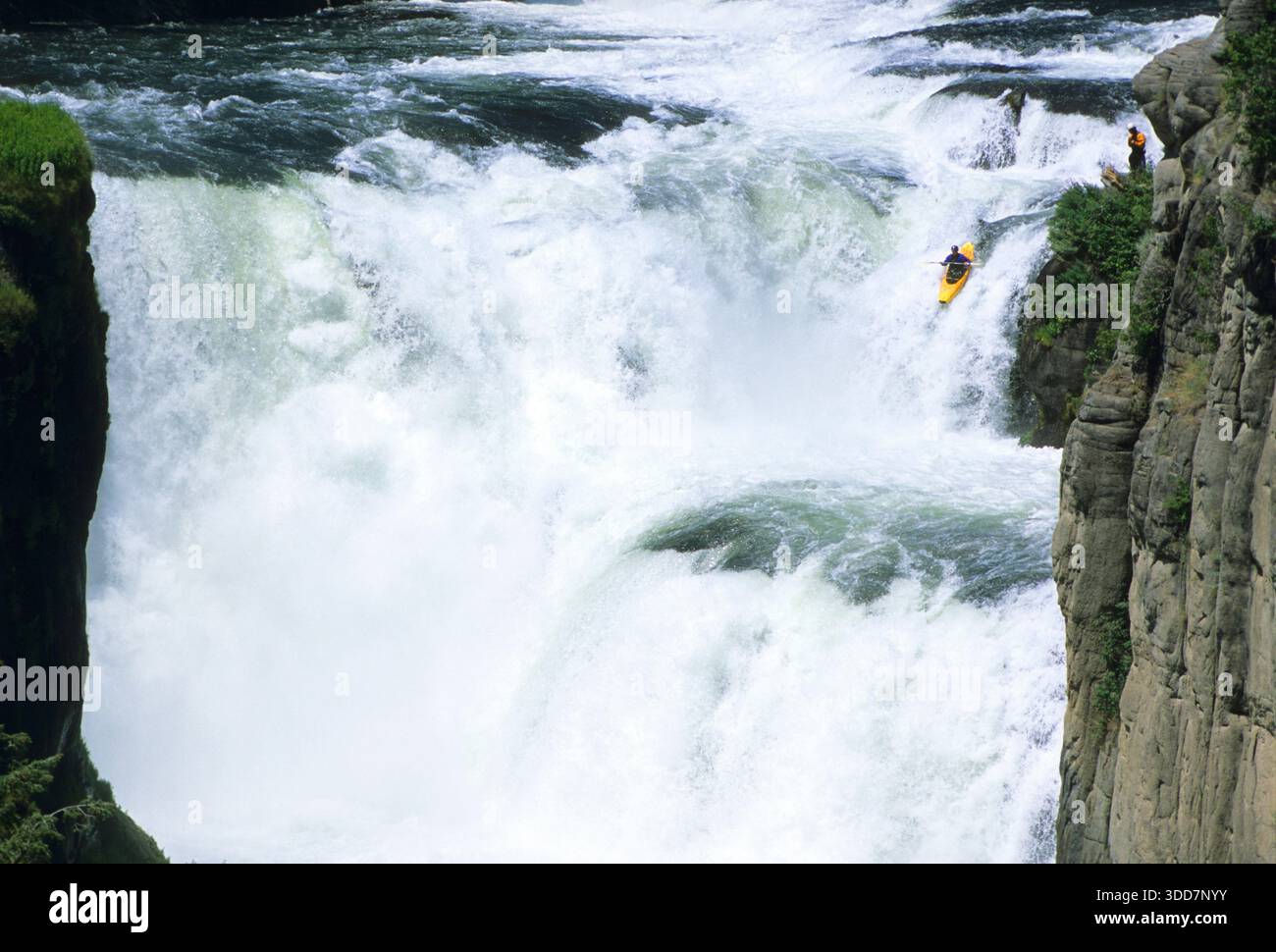Extreme whitewater kayaker drops hi-res stock photography and images ...