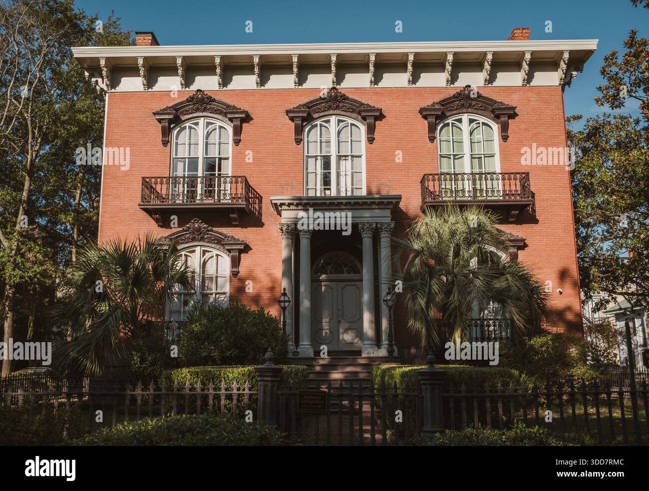 Mercer-Williams house from Midnight in the Garden of Good and Evil ...