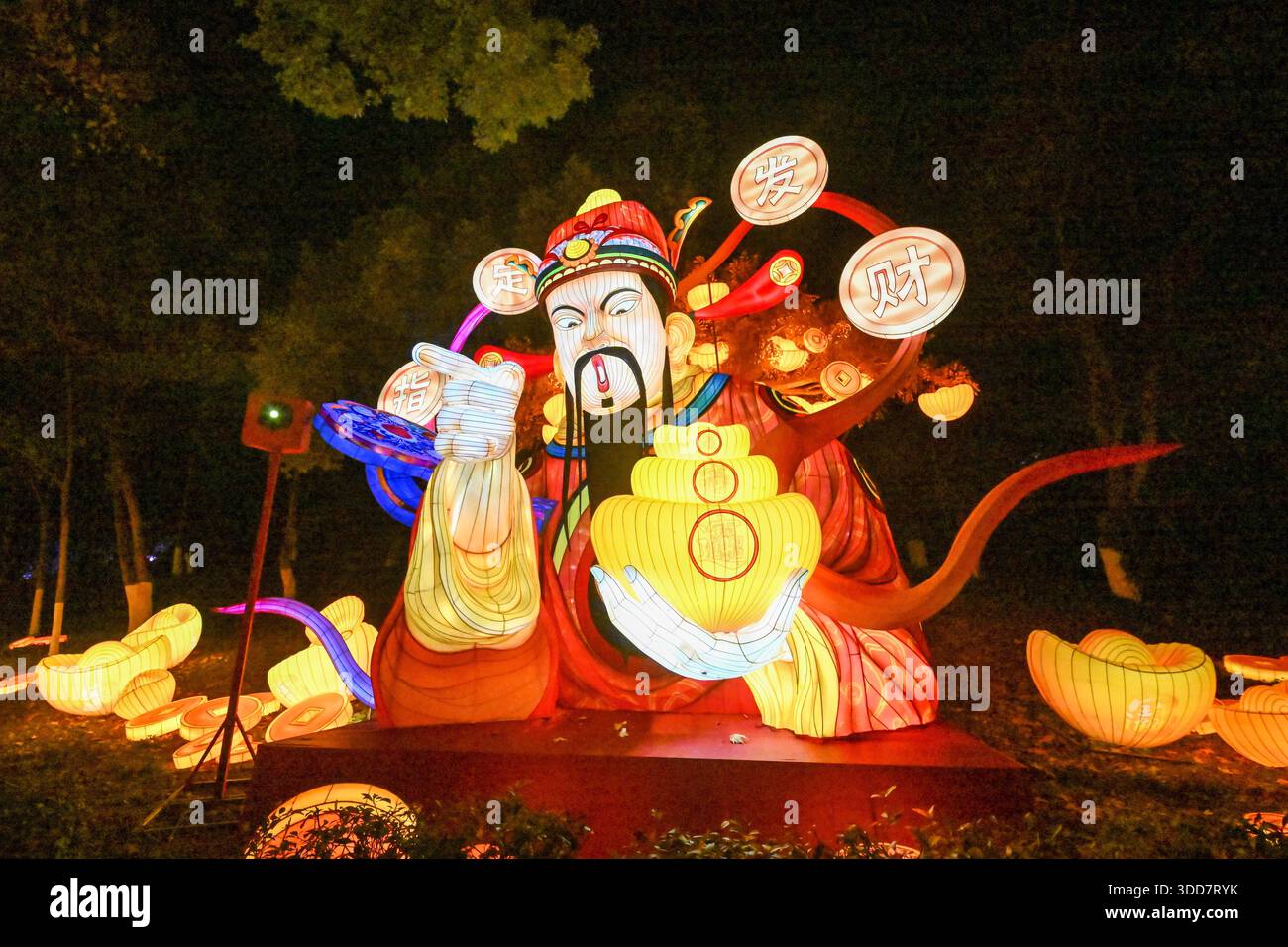 Intangible cultural heritage lanterns illuminate Bailuzhou Park in ...