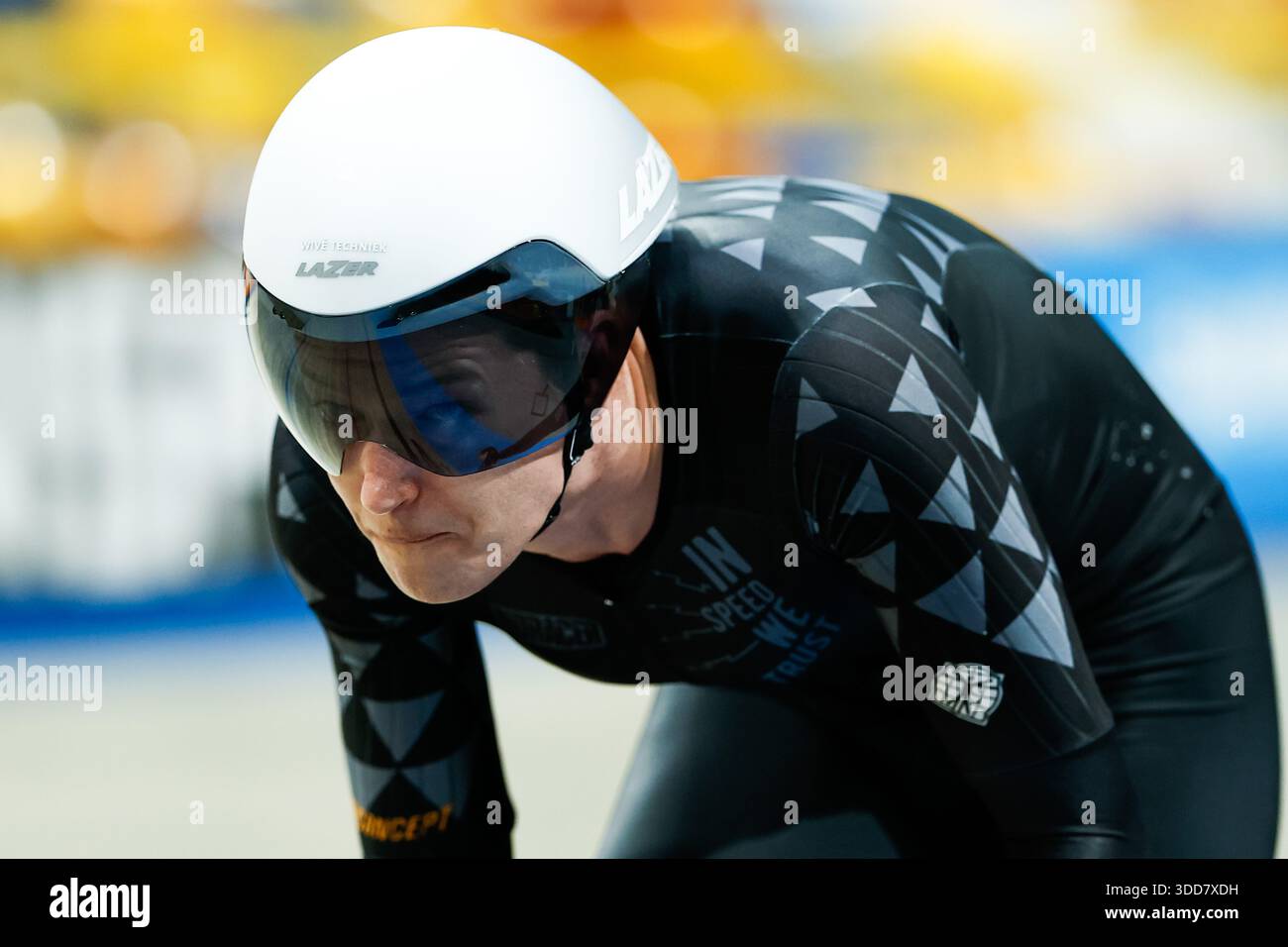 APELDOORN - Kimberly Kalee in action in the 250-meter standing start ...