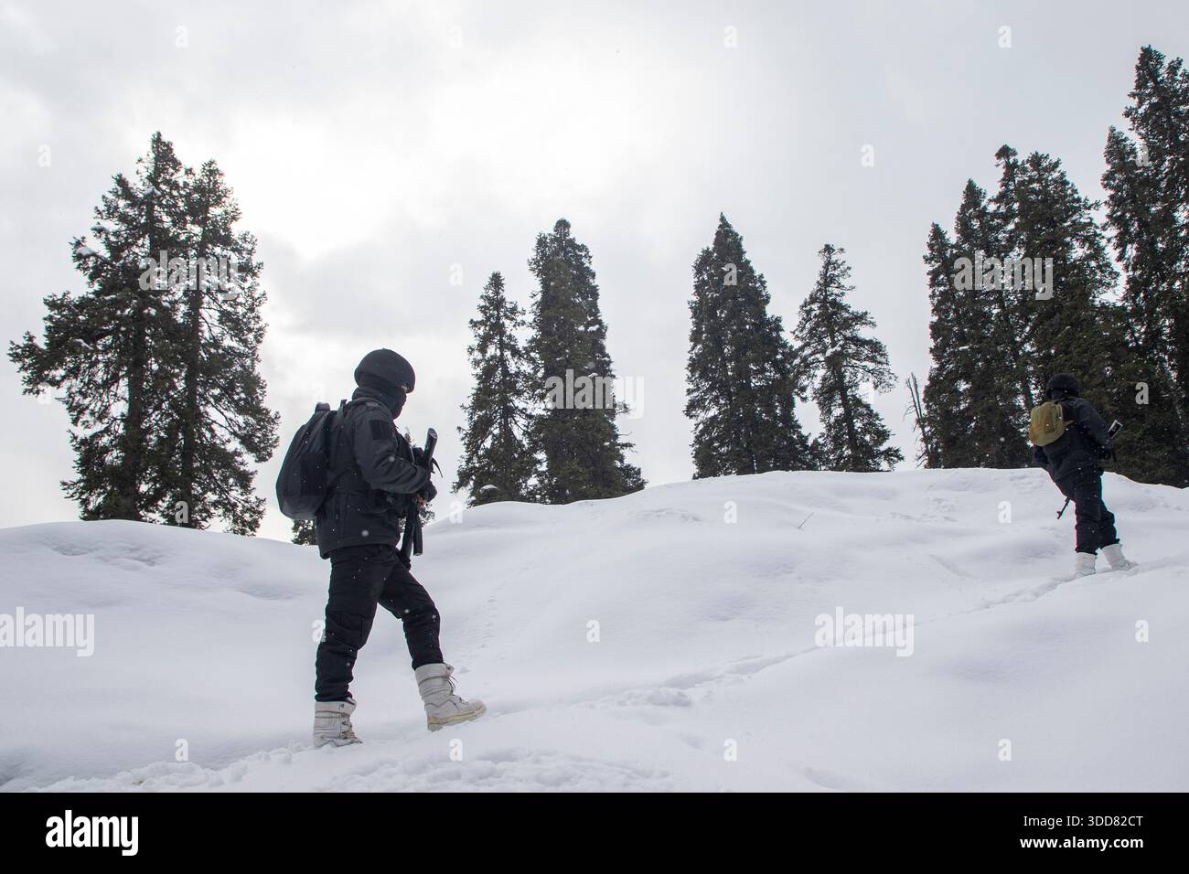 Indian Border Security Force personnel patrol through snow covered ...