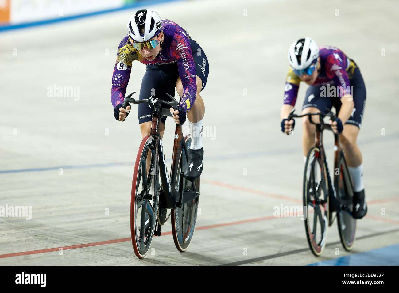 APELDOORN - Lorena Wiebes (l) takes the lead over Lisa van Belle in the ...