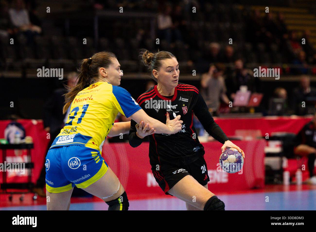 Amanda Kurtovic (24 Larvik) controls the ball during the Norwegian ...