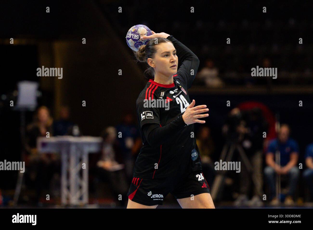 Amanda Kurtovic (24 Larvik) passes the ball during the Norwegian ...