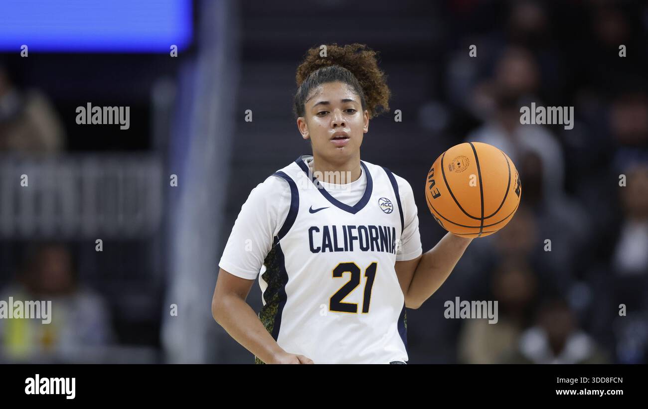 California guard Gisella Maul (21) dribbles the ball against USC during ...