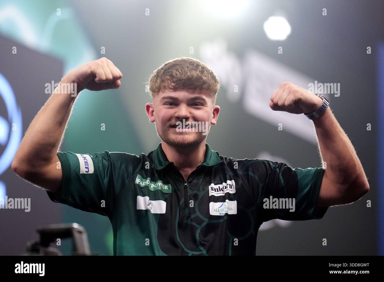 England's Charlie Manby celebrates defeating England's Ricky Evans on ...