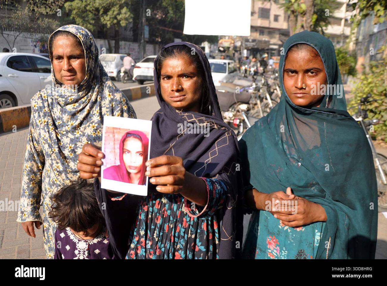 Residents of Qasimabad are holding protest demonstration for recovery ...