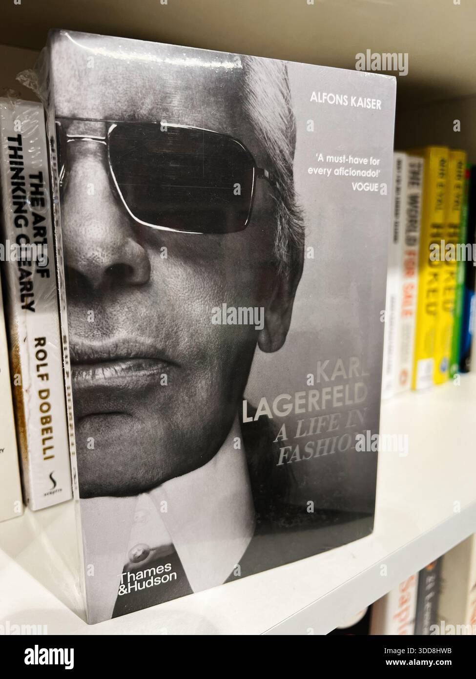 Celebritybiography hi-res stock photography and images - Alamy