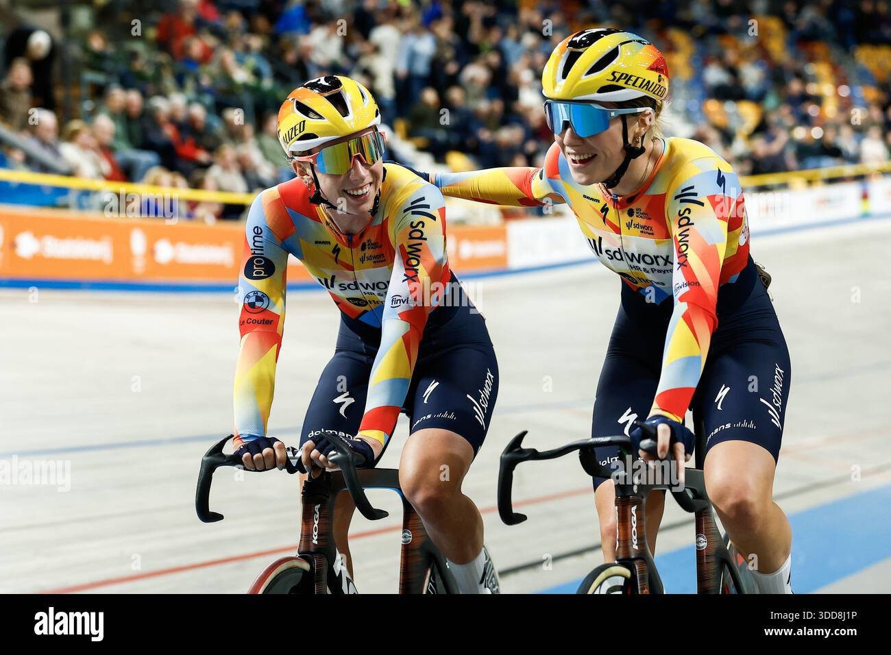 APELDOORN - Lorena Wiebes and Lisa van Belle (left) celebrate their ...