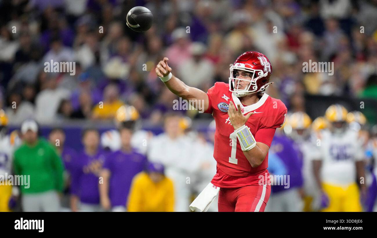 Houston quarterback Conner Weigman (1) passes the ball against LSU ...