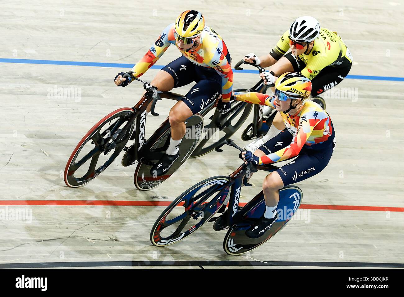 APELDOORN - Lorena Wiebes, Lisa van Belle (left) in action in the ...