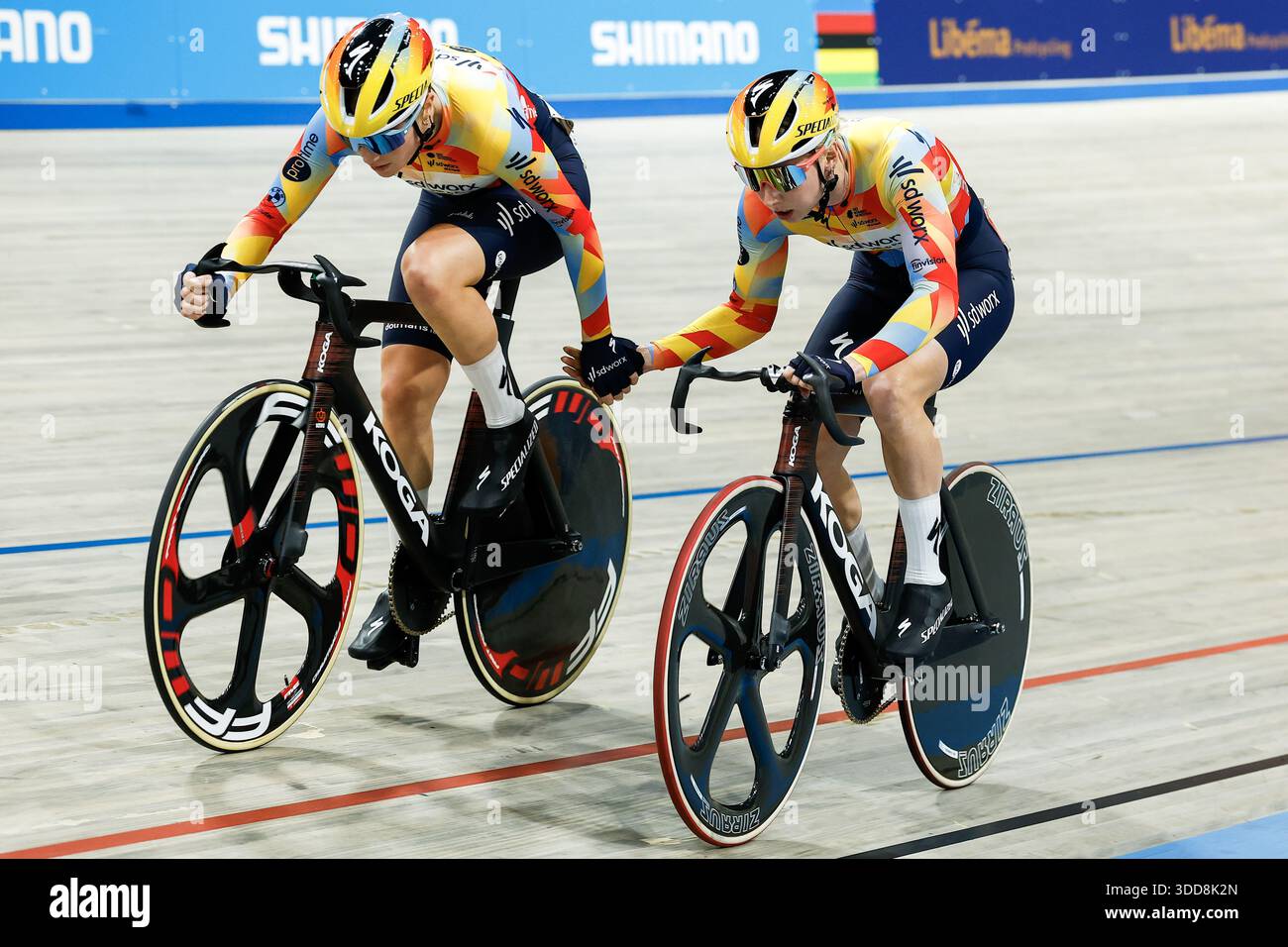 APELDOORN - Lisa van Belle and Lorena Wiebes (left-right) in action in ...