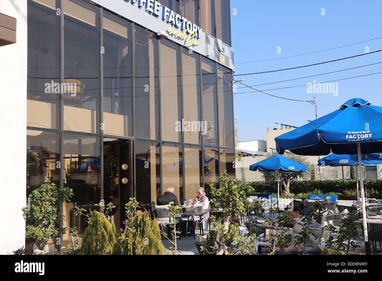 (251229) -- AMMAN, Dec. 29, 2025 (Xinhua) -- Customers visit a cafe in ...