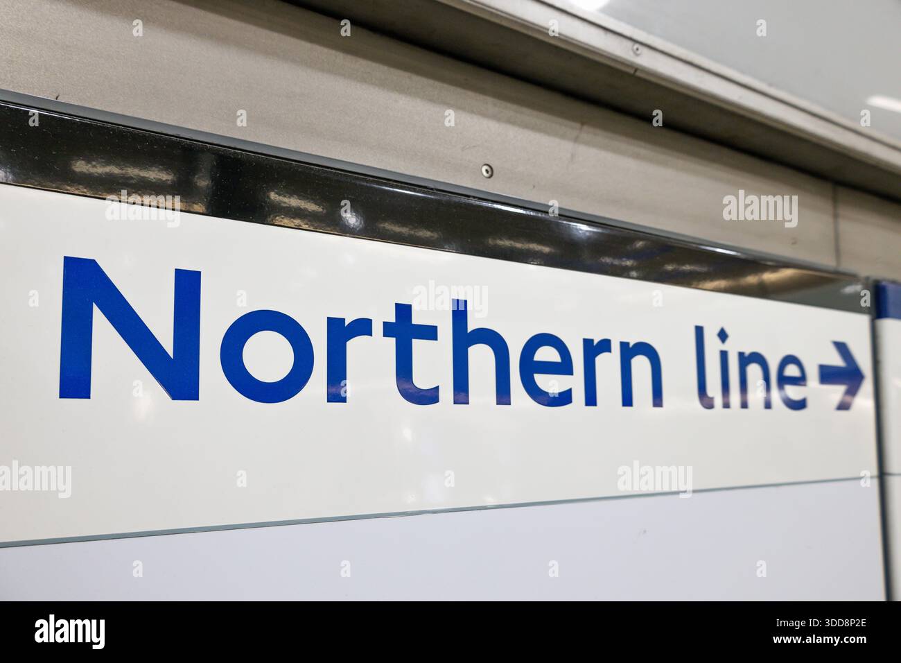 Northern Line Sign at London Underground Tube Station Platform Stock ...