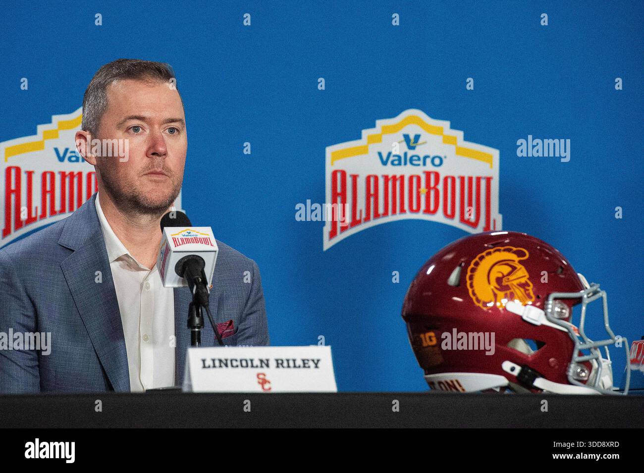 December 29, 2025: USC Trojans Head Coach Lincoln Riley with TCU Horned ...