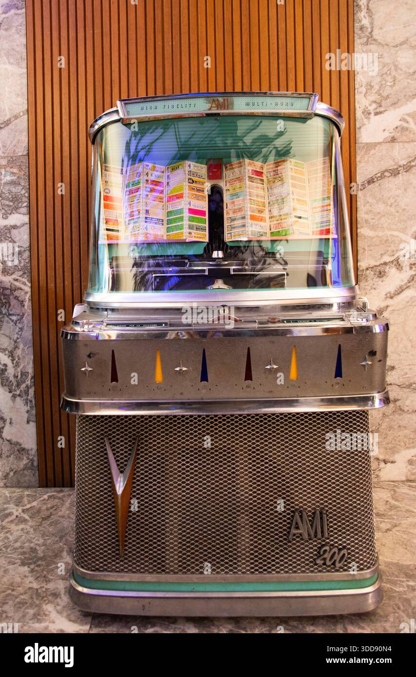 Ancient juke box hi-res stock photography and images - Alamy
