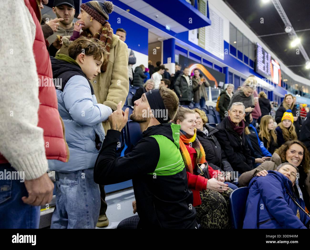 HEERENVEEN - Kjeld Nuis with his family after the men's 1000m on the ...