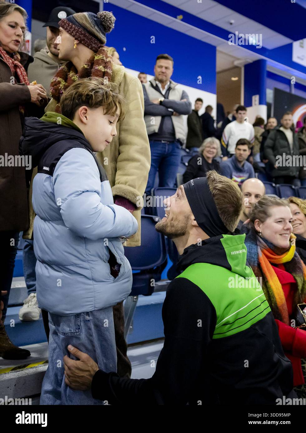 HEERENVEEN - Kjeld Nuis with his family after the men's 1000m on the ...
