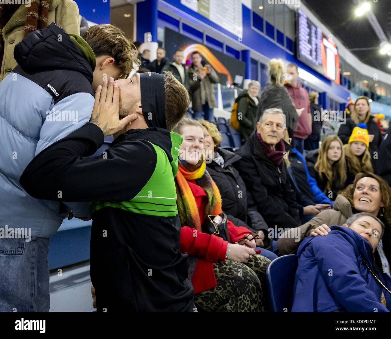 HEERENVEEN - Kjeld Nuis with his family after the men's 1000m on the ...