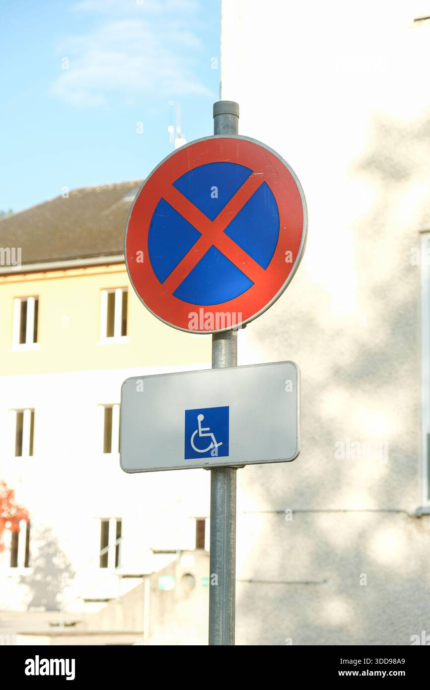 Disabled bay sign hi-res stock photography and images - Alamy