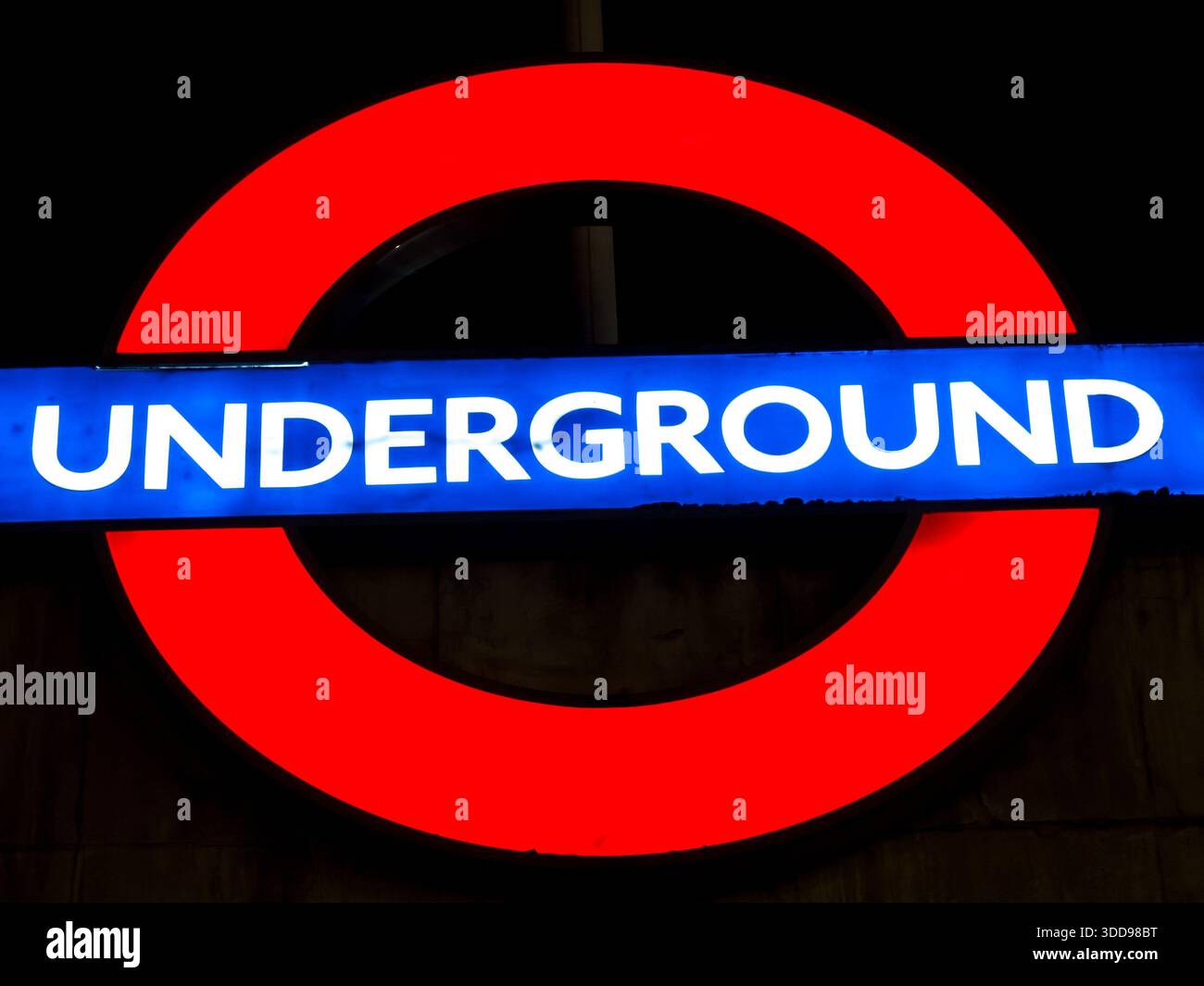 London underground logo hi-res stock photography and images - Alamy