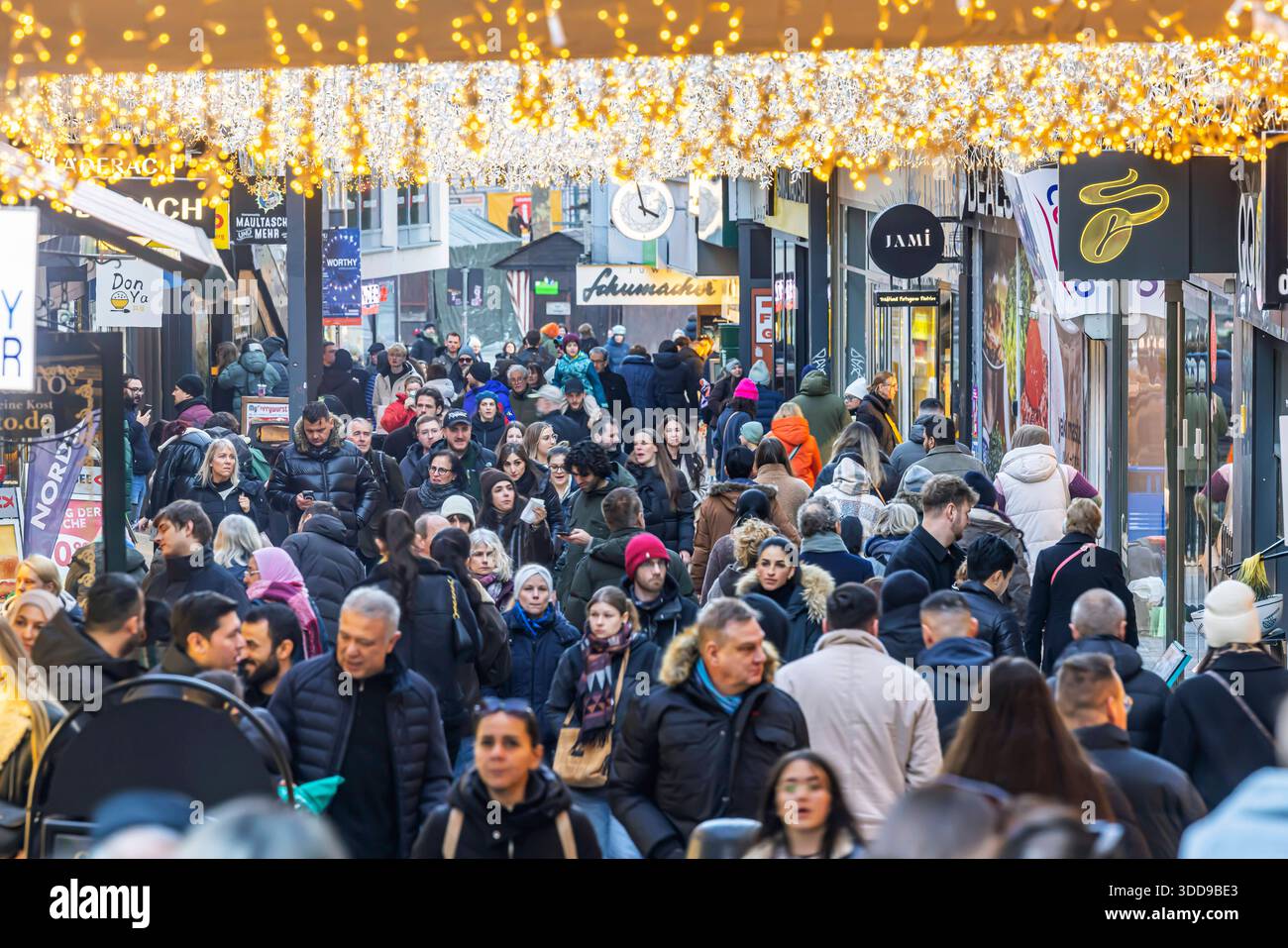 Viele Menschen unterwegs in der Schulstraße in Stuttgart. Fußgängerzone ...