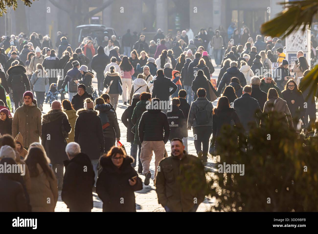 Viele Menschen unterwegs in der Königstraße in Stuttgart. Fußgängerzone ...
