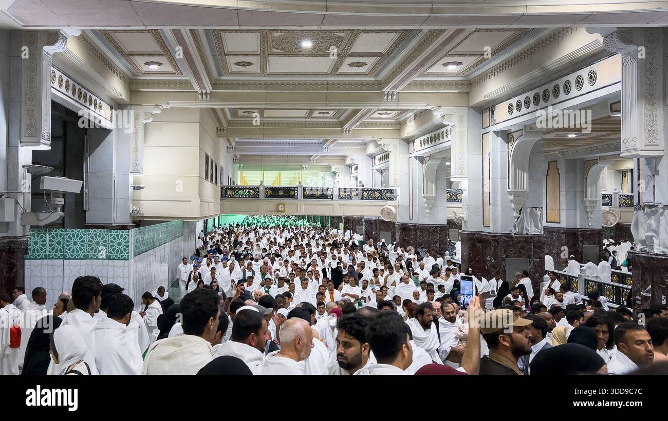 MAKKAH, SAUDI ARABIA DECEMBER 18,2025. Muslim Pilgrims Perform Sa’i ...