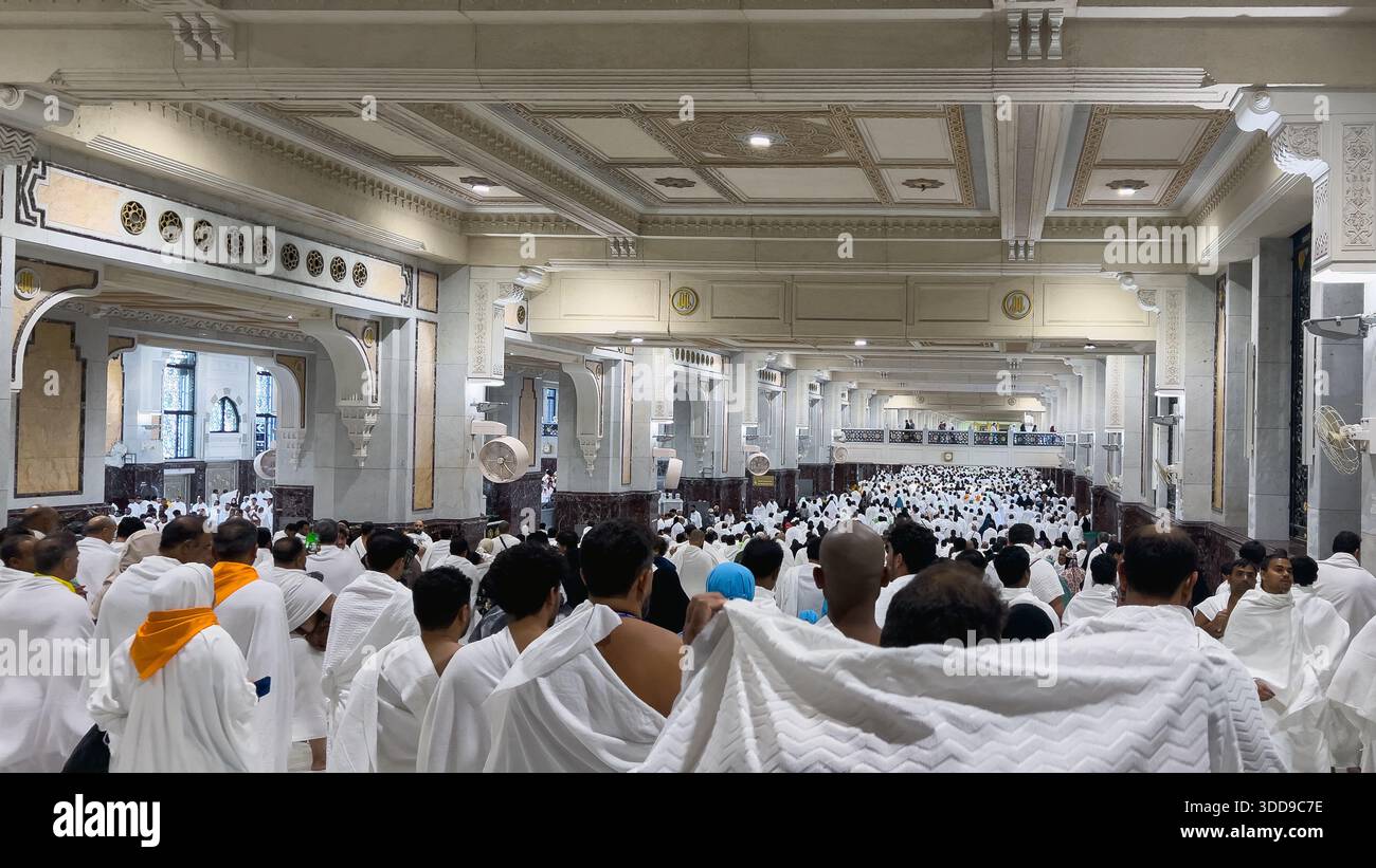 MAKKAH, SAUDI ARABIA DECEMBER 18,2025. Muslim Pilgrims Perform Sa’i ...