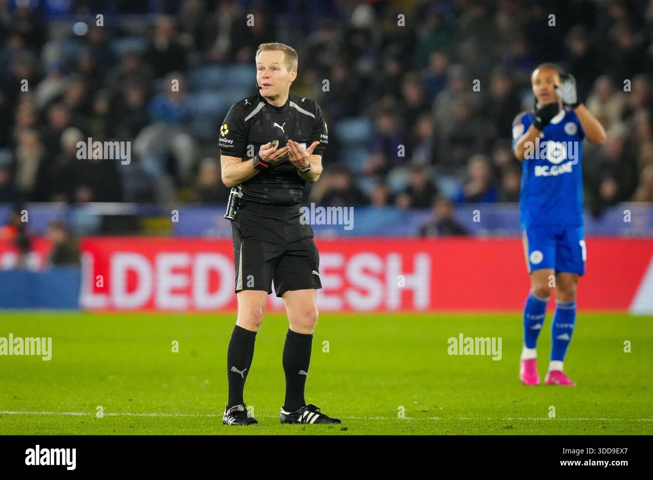 Referee Gavin Ward during the Sky Bet Championship match Leicester City ...