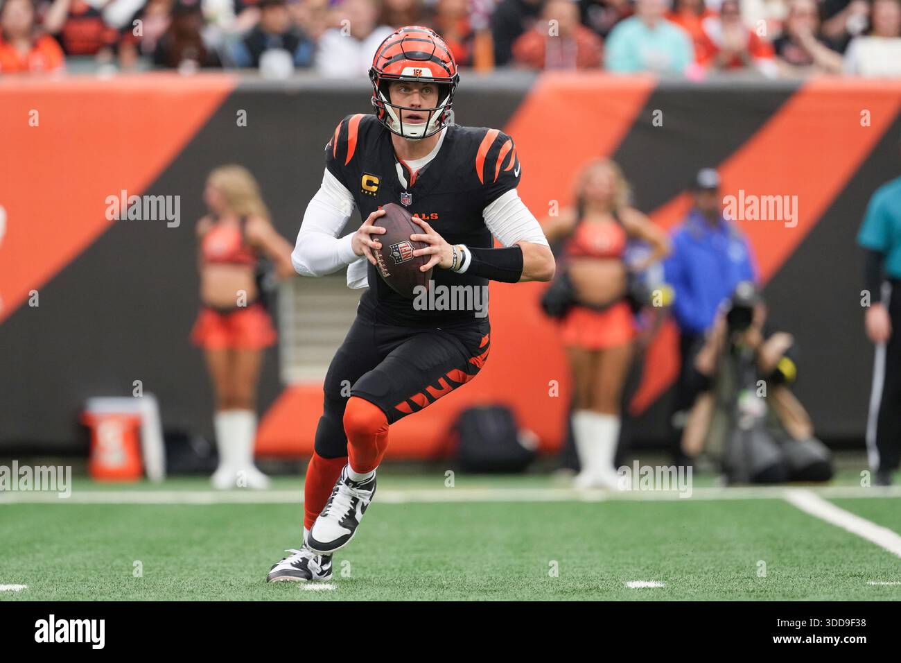 Cincinnati Bengals quarterback Joe Burrow (9) runs out of the pocket to ...
