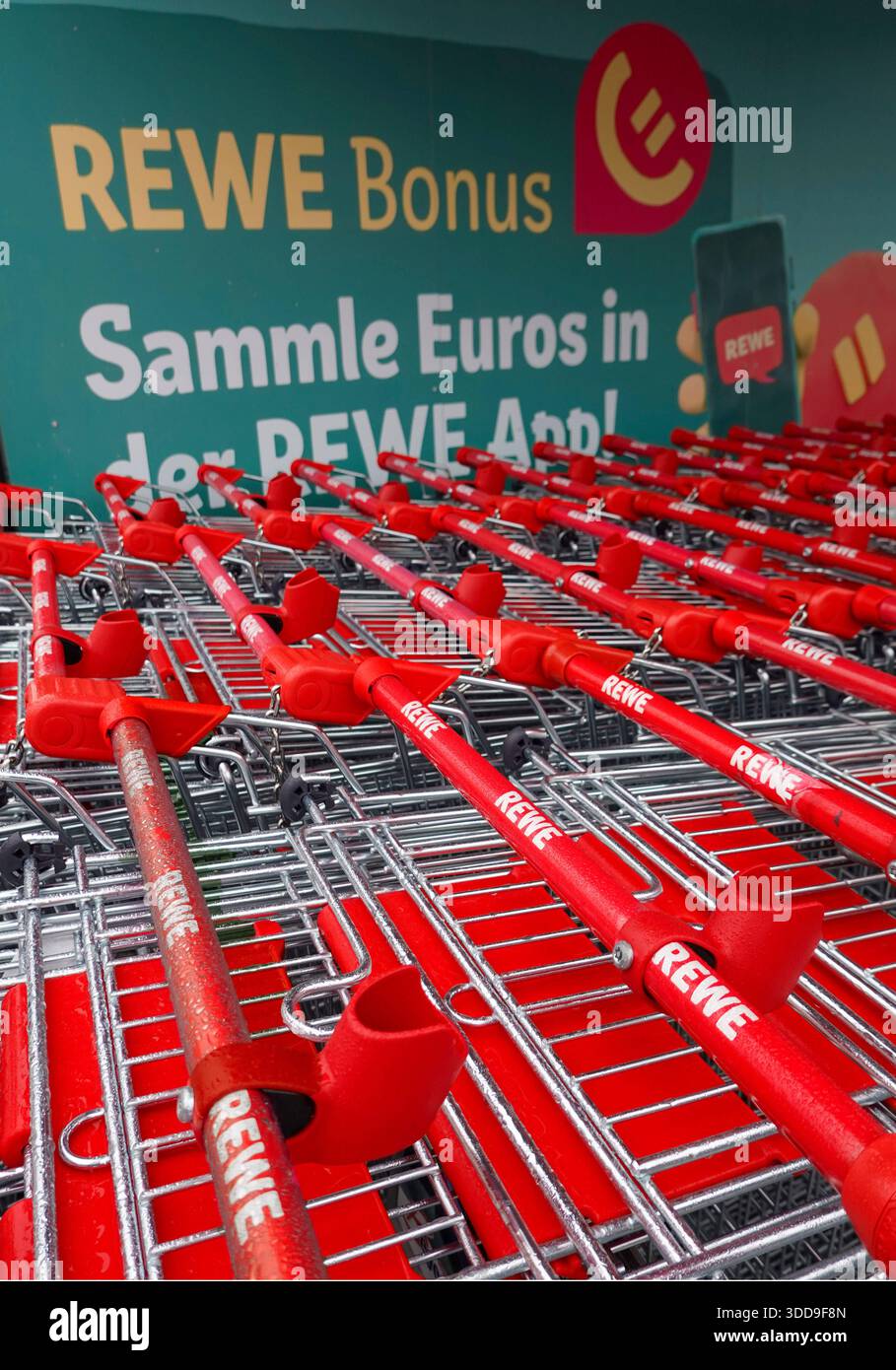 REWE Einkaufswagen - gesehen am 29.12.2025 in Hannover *** REWE ...