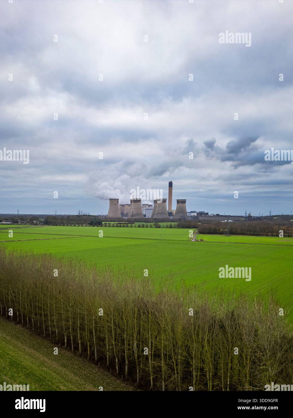 Cooling towers chimney stacks of Drax Power Station rise above green ...