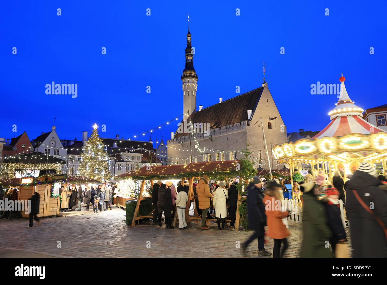 Pretty Christmas market at dusk on Market Square in Tallinn, Estonia ...