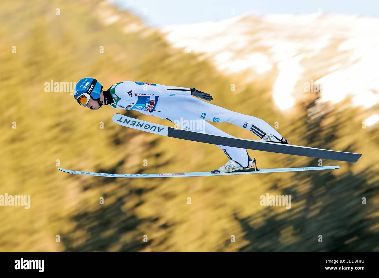 29 December 2025, Bavaria, Oberstdorf: Nordic skiing/ski jumping: Four ...