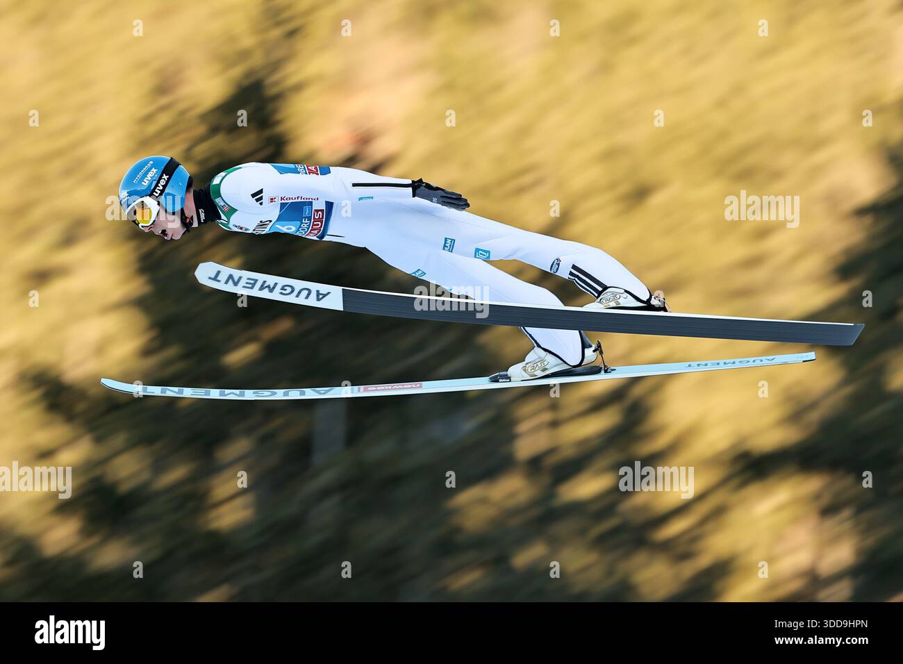 29 December 2025, Bavaria, Oberstdorf: Nordic skiing/ski jumping: Four ...